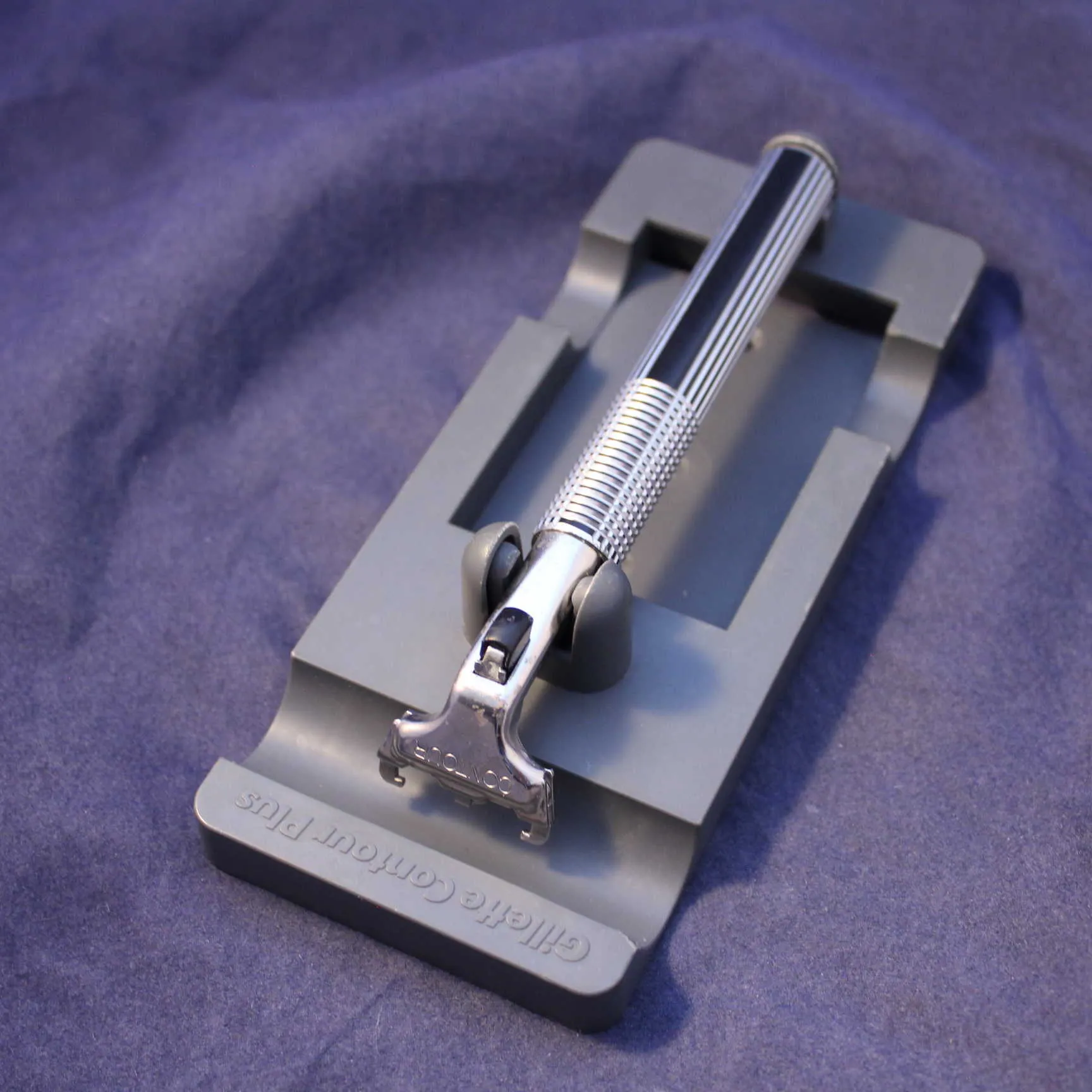 Ancien Rasoir Gillette Contour Plus Officiel en Métal Noir - Darwin Shaving